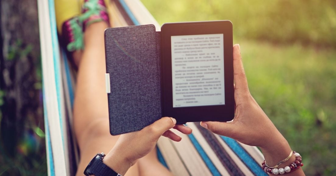 What are the Pros and Cons of an e-Reader? - The Habitat