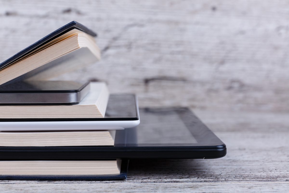 What are the Pros and Cons of an e-Reader? - The Habitat