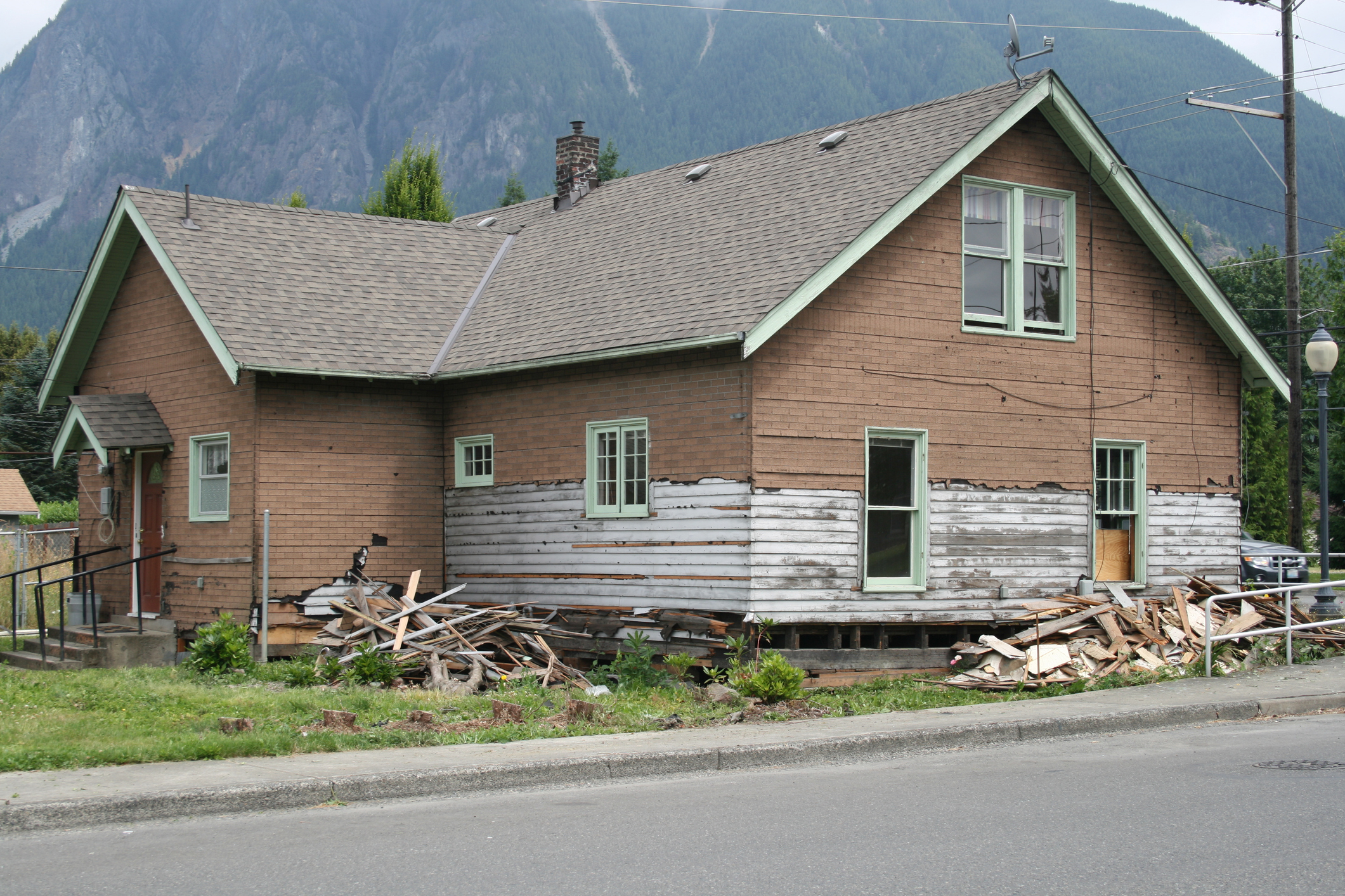 How to Tell If That Fixer-Upper is Worth Fixing Up - The Habitat